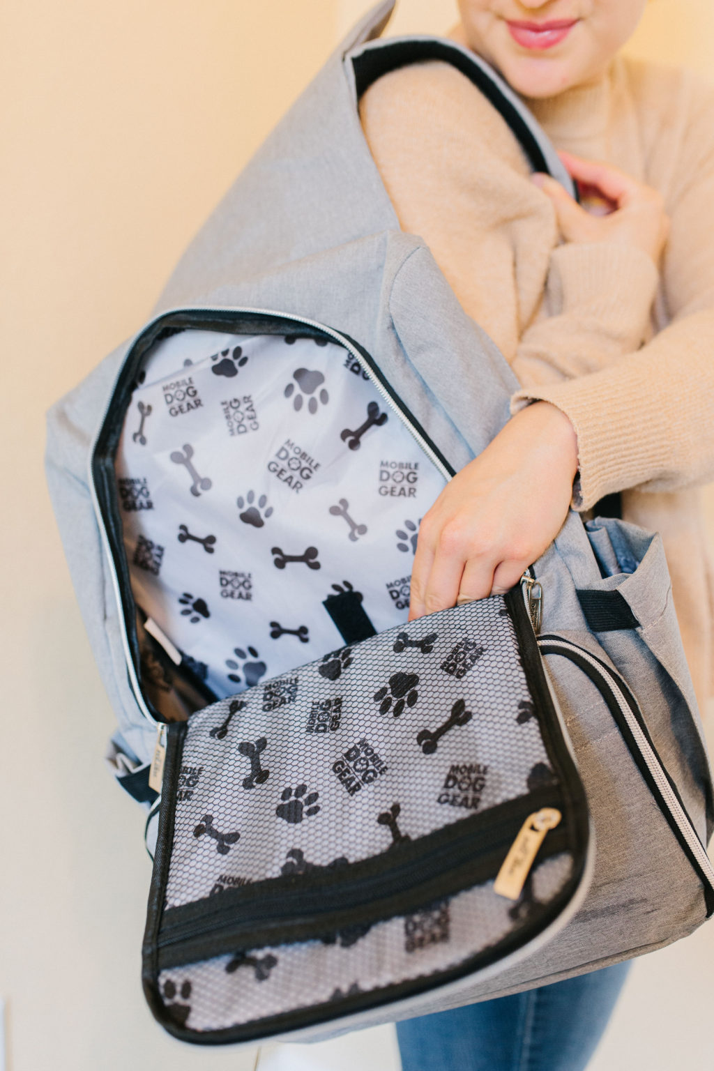 3 Pet Travel Organizer Bags That Make Traveling With A Dog Easier ...